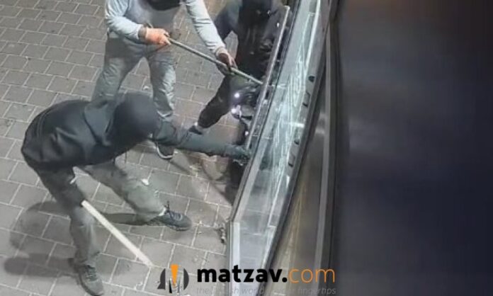 Surveillance Footage Captures Organized Gang Robbing Silver Store in ...